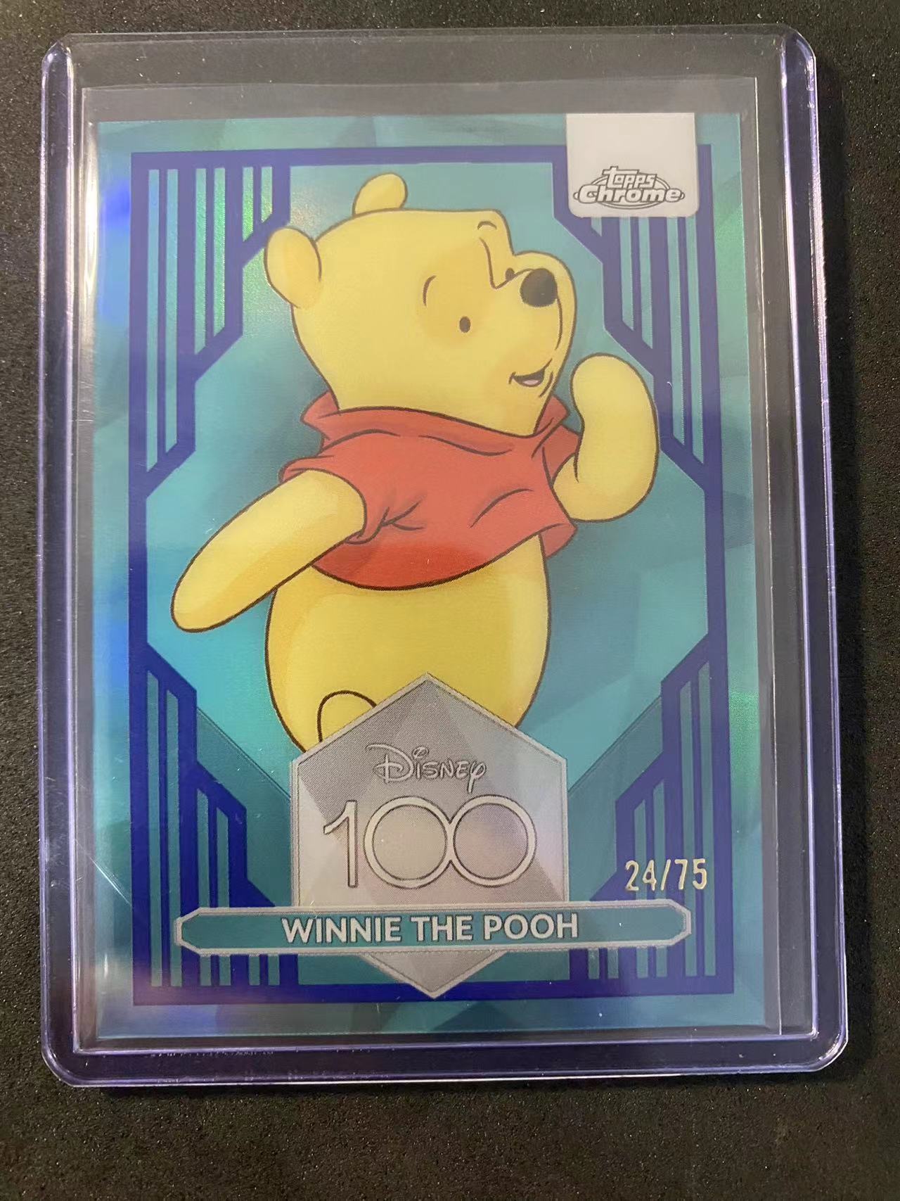 2023 Topps Chrome Disney Winnie The Pooh 小熊维尼 渐变蓝折 /75 迪士尼100周年 nce 卡淘