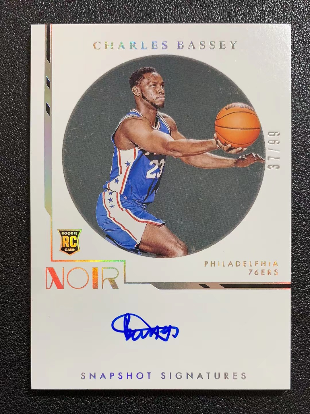 2021 22 Panini Noir Charles Bassey Rc 诺尔 新秀 76人 查尔斯巴锡 99编 快照签 签字【根號二】1