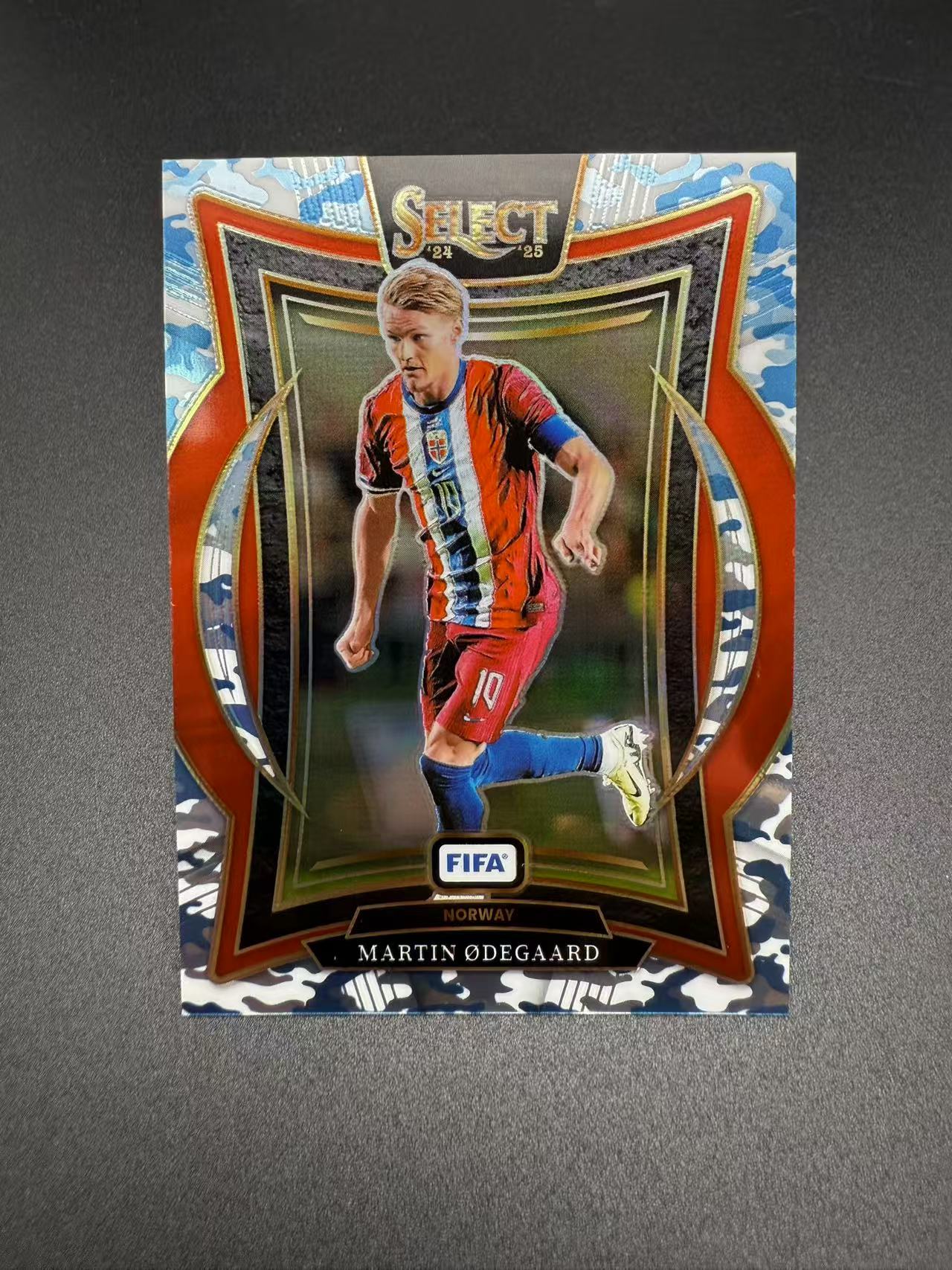 2024-25 Panini Select Martin Odegaard 【湖水蓝拍卖】厄德高 挪威 FIFA SE 一级 看台 雪地迷彩折 ...