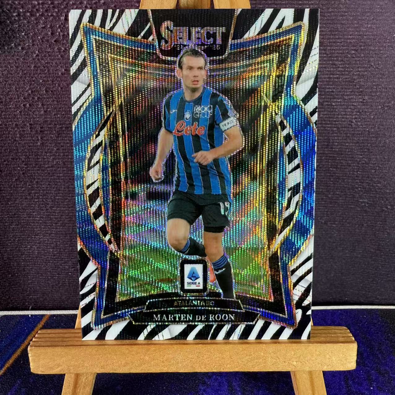 2024-25 Panini Select Marten de Roon 意甲 亚特兰大 德容恩 大比例 斑马折 折射 卡品如图【拾艺拍卖 ...