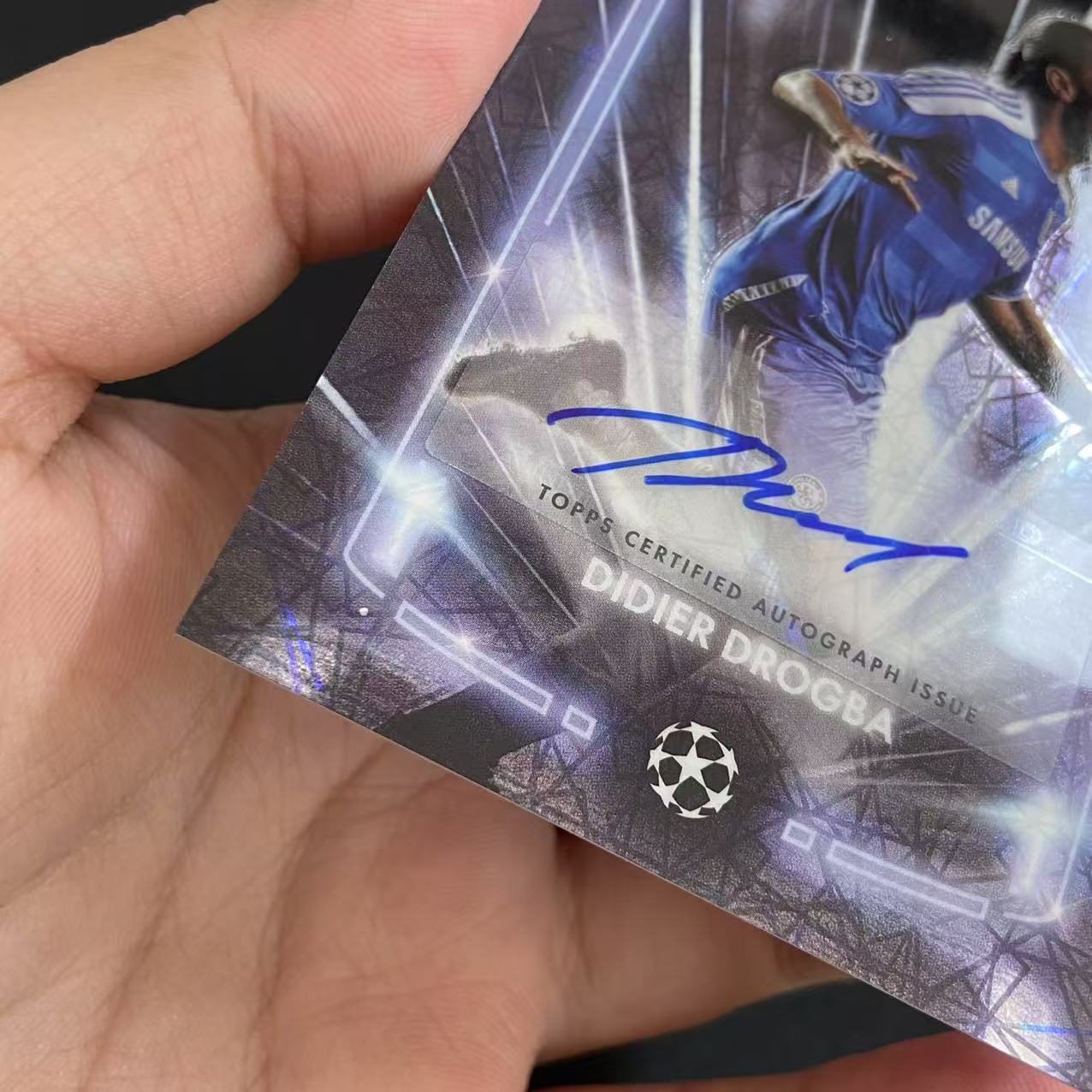 2025 Topps Chrome 欧战 Drogba 魔兽 德罗巴 射线镭射折射签字 银折 切尔西 #bladd【US10-X573】印刷白点 卡淘