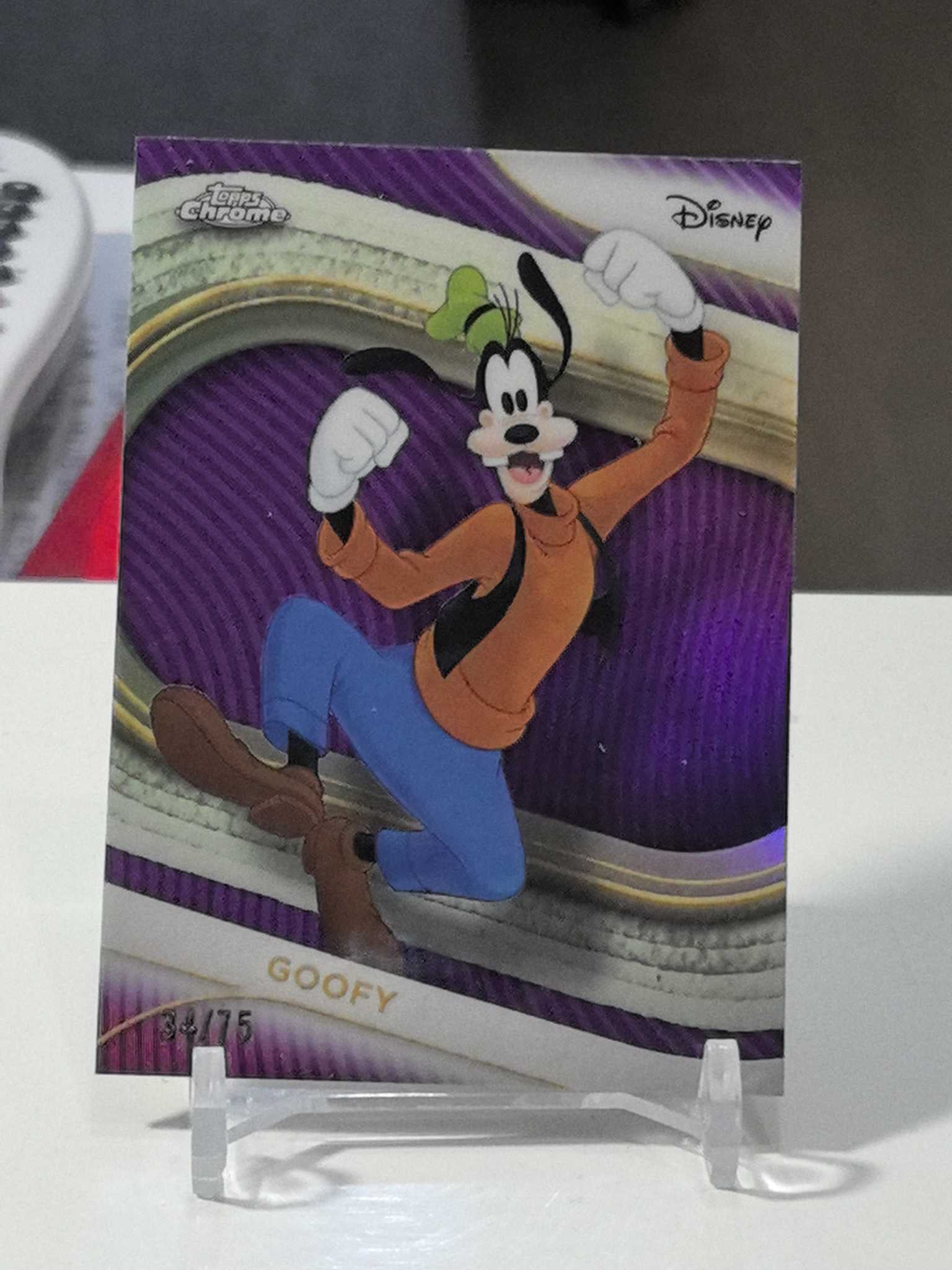 2025 Topps Disney Goofy 【KS拍卖】迪士尼TC Chrome 米老鼠与唐老鸭 高飞/75编紫折射，非常漂亮，微瑕如图 ...