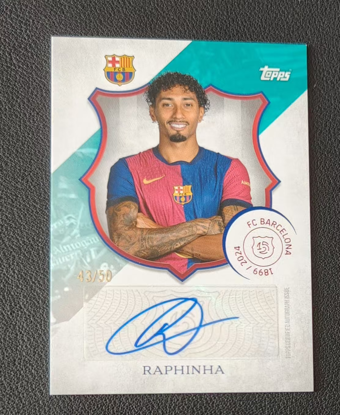 2025 Topps 巴塞罗那125周年队盒 Raphinha (钰钰代拍)巴塞罗那 拉菲尼亚 43/50编 青折 签字 瑕疵如图 拍前看描述 ...