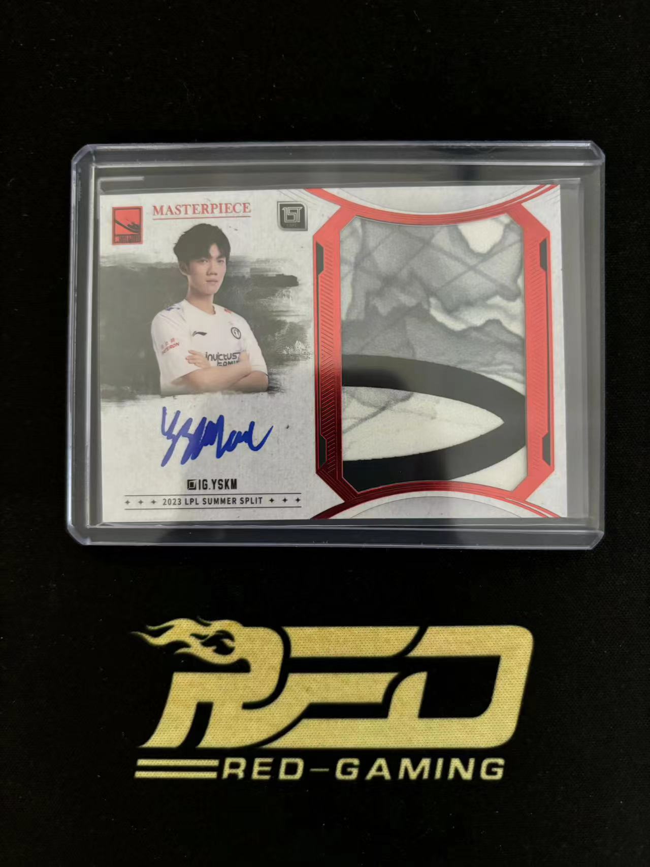2023 Buffun LPL yskm 不凡玩品 杰作MASTERPIECE系列 单人队服签字卡 物料签 玫瑰红 IG-YSKM 邹树德 09/10编 【LZK】【RED代拍】 卡淘