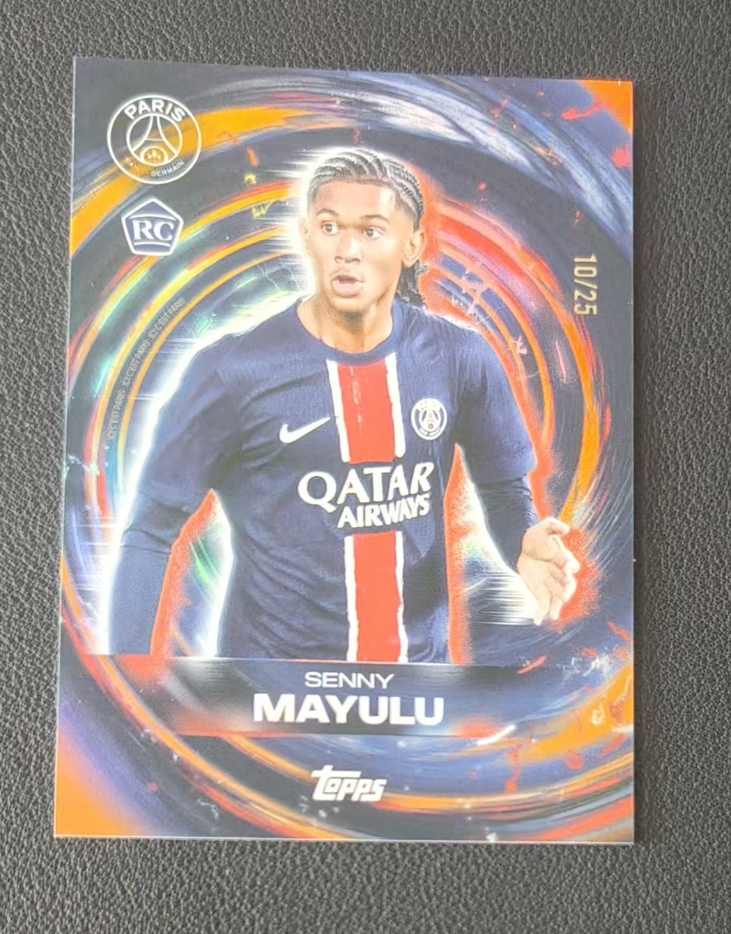 2024-25 Topps 巴黎队盒 Senny Mayulu RC (钰钰代拍)巴黎圣日耳曼 新秀 马尤卢 10/25编 橙折 特卡 低编 瑕疵如图 拍前看描述 TYU111 卡淘