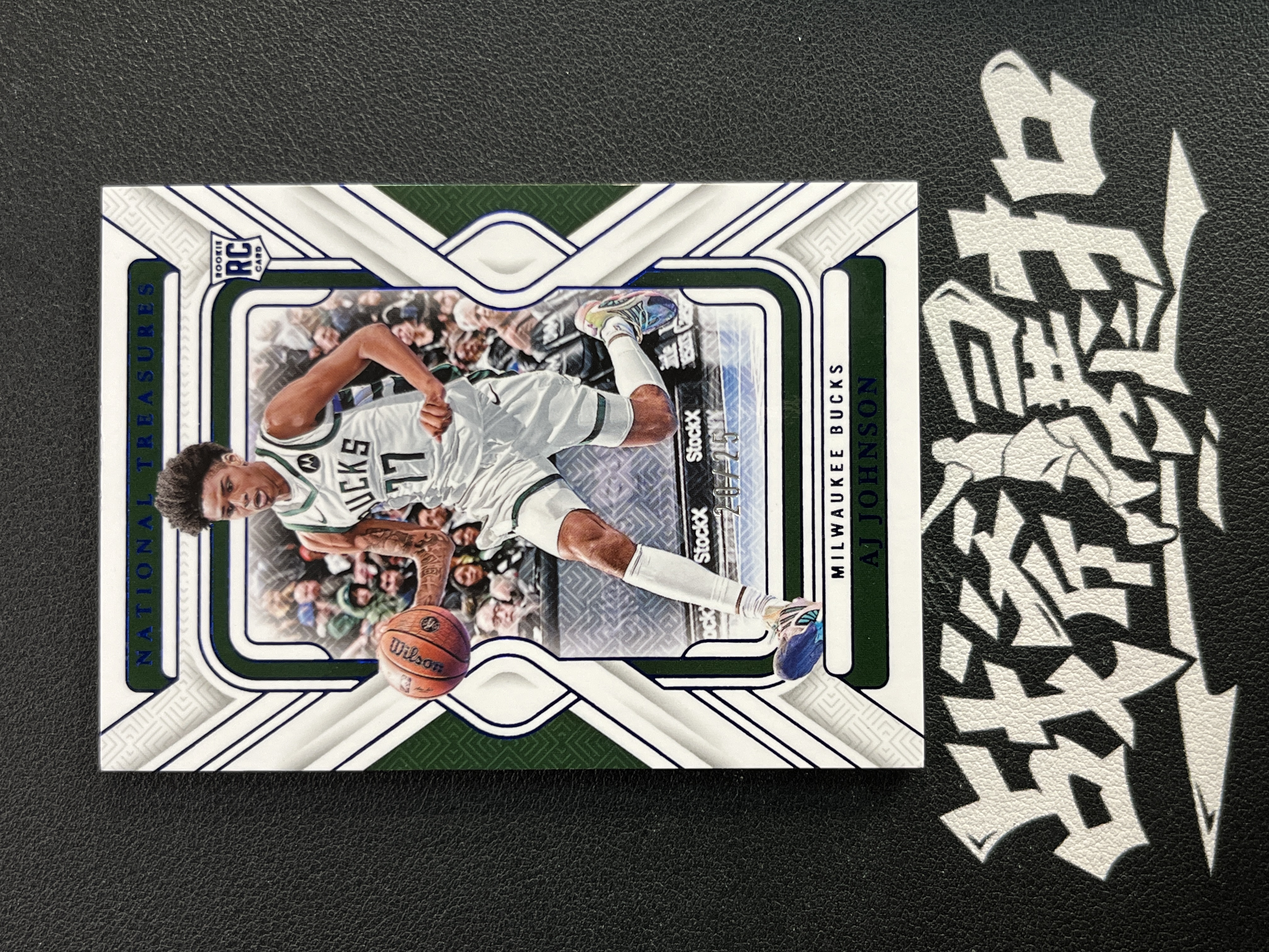 2024-25 Panini NT 国宝 AJ Johnson AJ约翰逊 雄鹿 新秀RC 25编 蓝平行 Base 收藏必备 瑕疵如图【战斧 ...