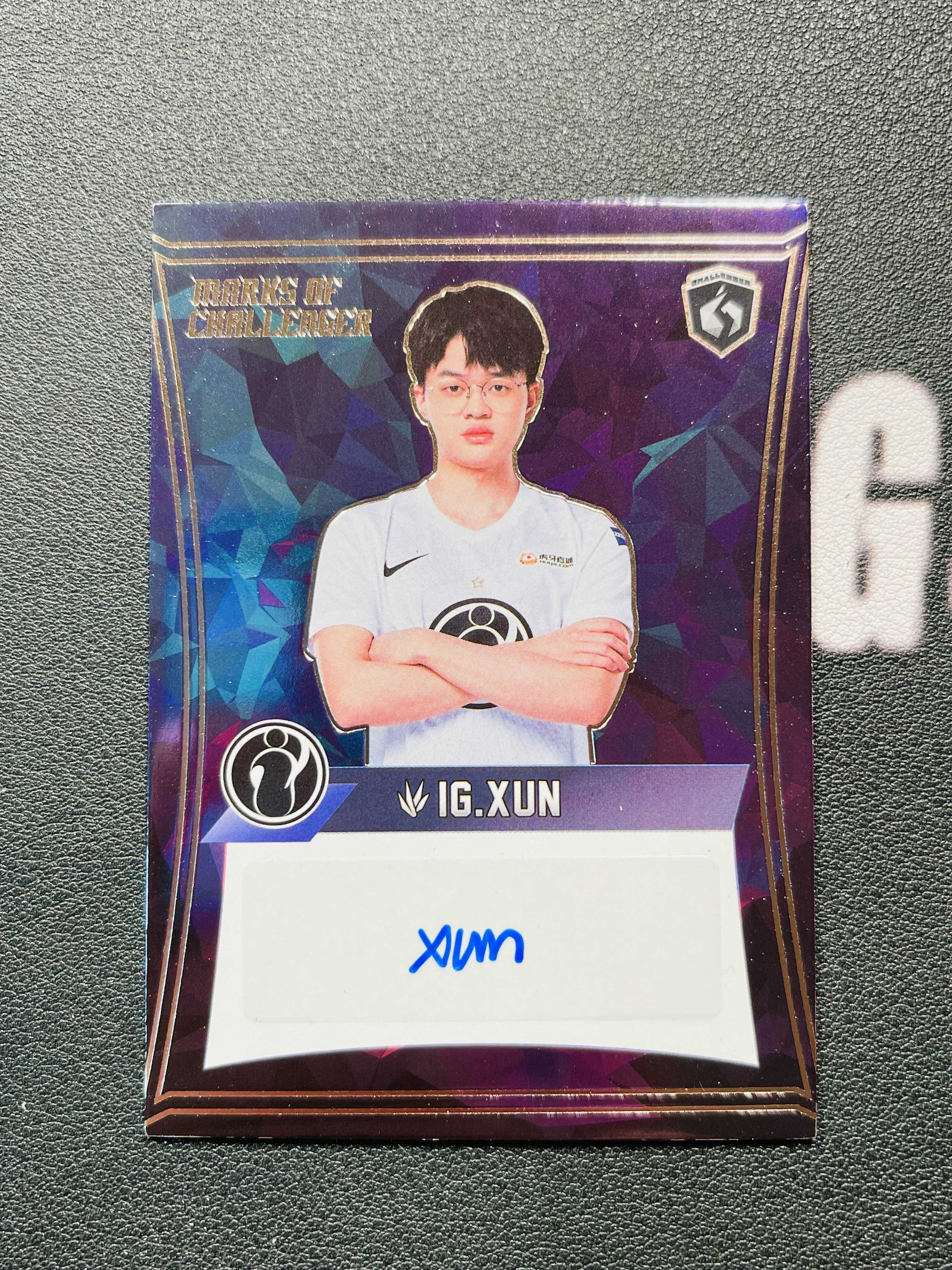 【CHILL官方代拍】LONG624 2022 BUFFUN 不凡玩品 LPL 英雄联盟 LOL 挑战者 系列 IG战队 XUN 选手印记 签字 赭墨铜 /99 卡淘