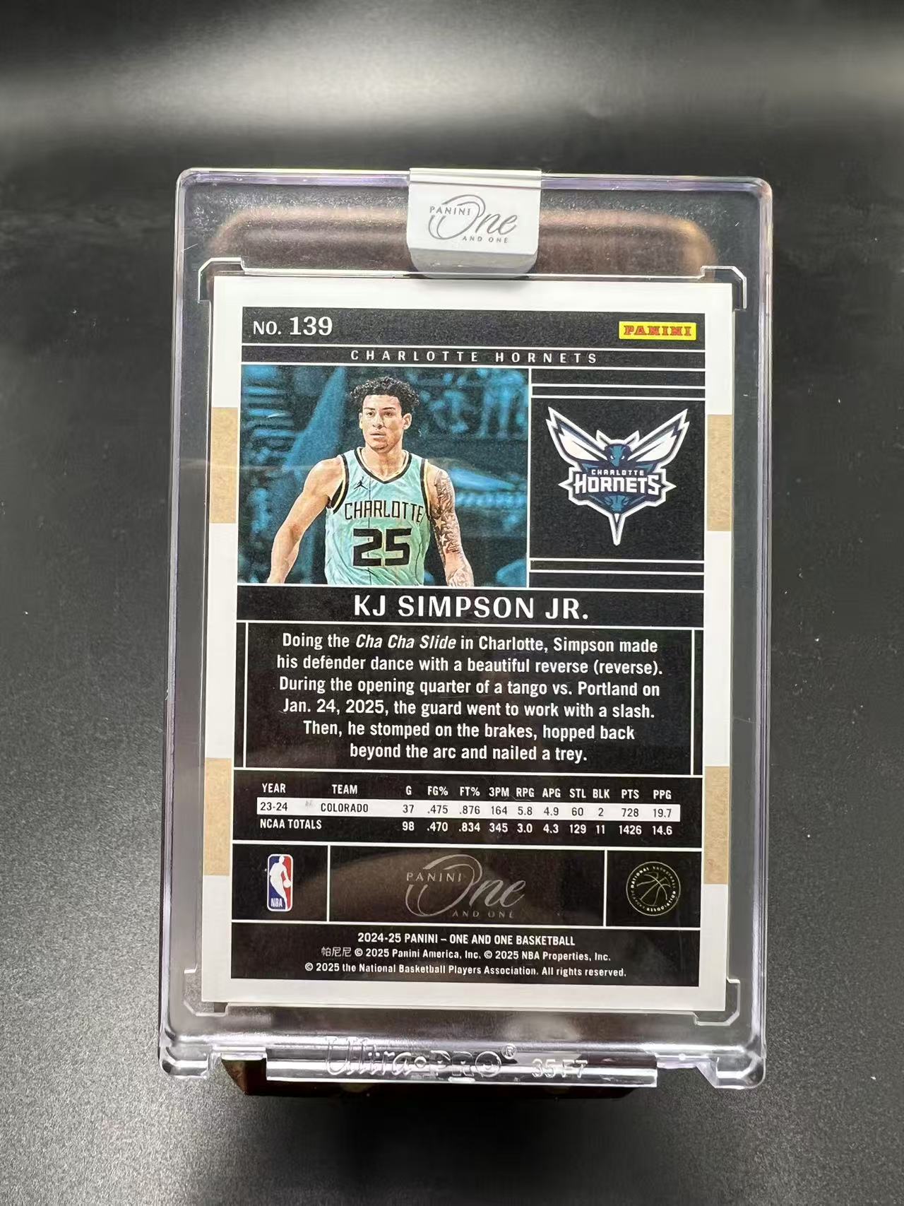 2024-25 Panini One and One KJ Simpson RC 【EC】 OAO 黄蜂 KJ 辛普森 新秀 28/35编 蓝折 折射 原封砖 梅落30 卡淘