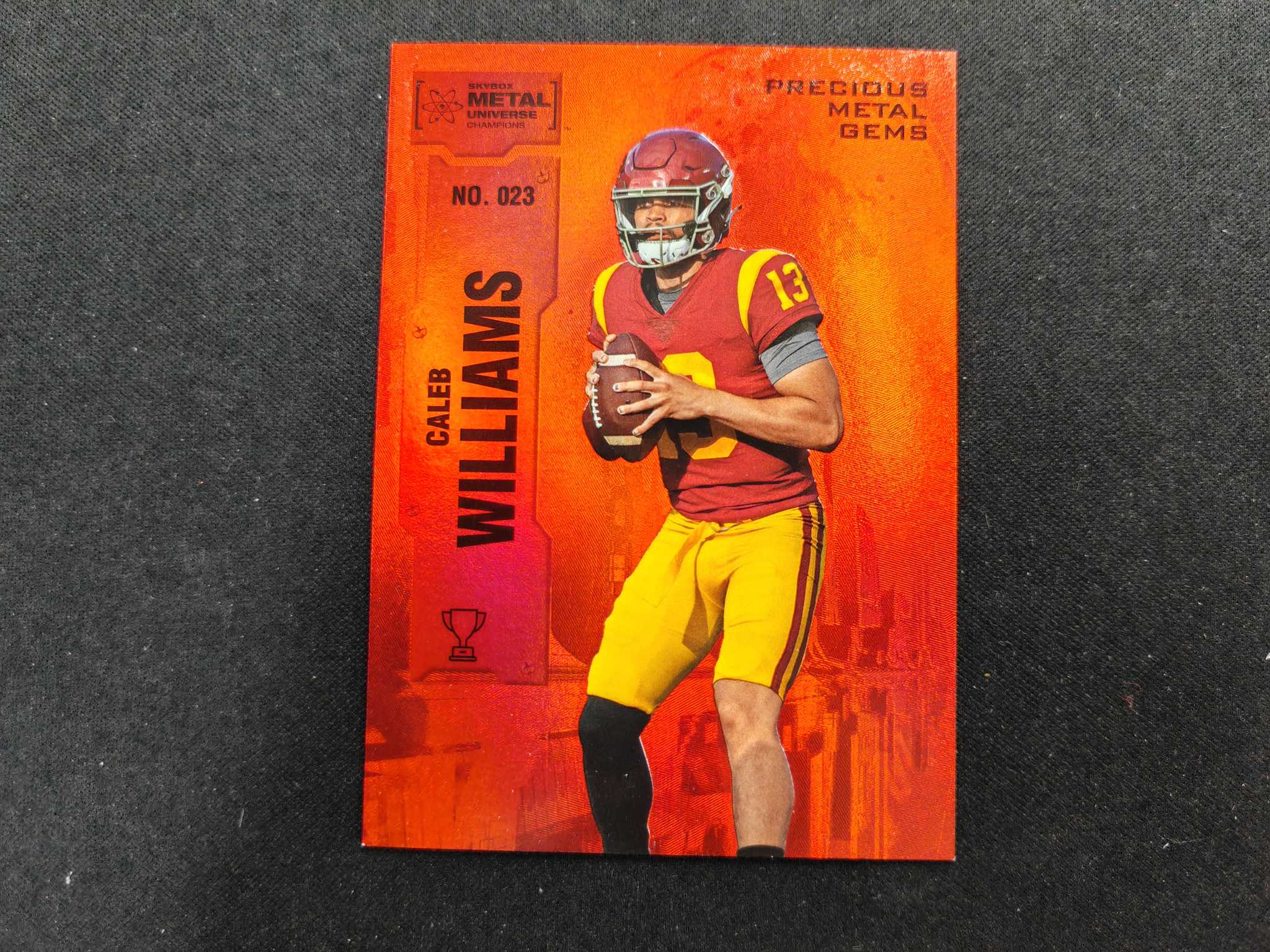 2022 SkyBox Metal Caleb Williams RC SC球星卡 新秀 凯莱布威廉姆斯 红折 红宝 06/25编 卡品如图 ...