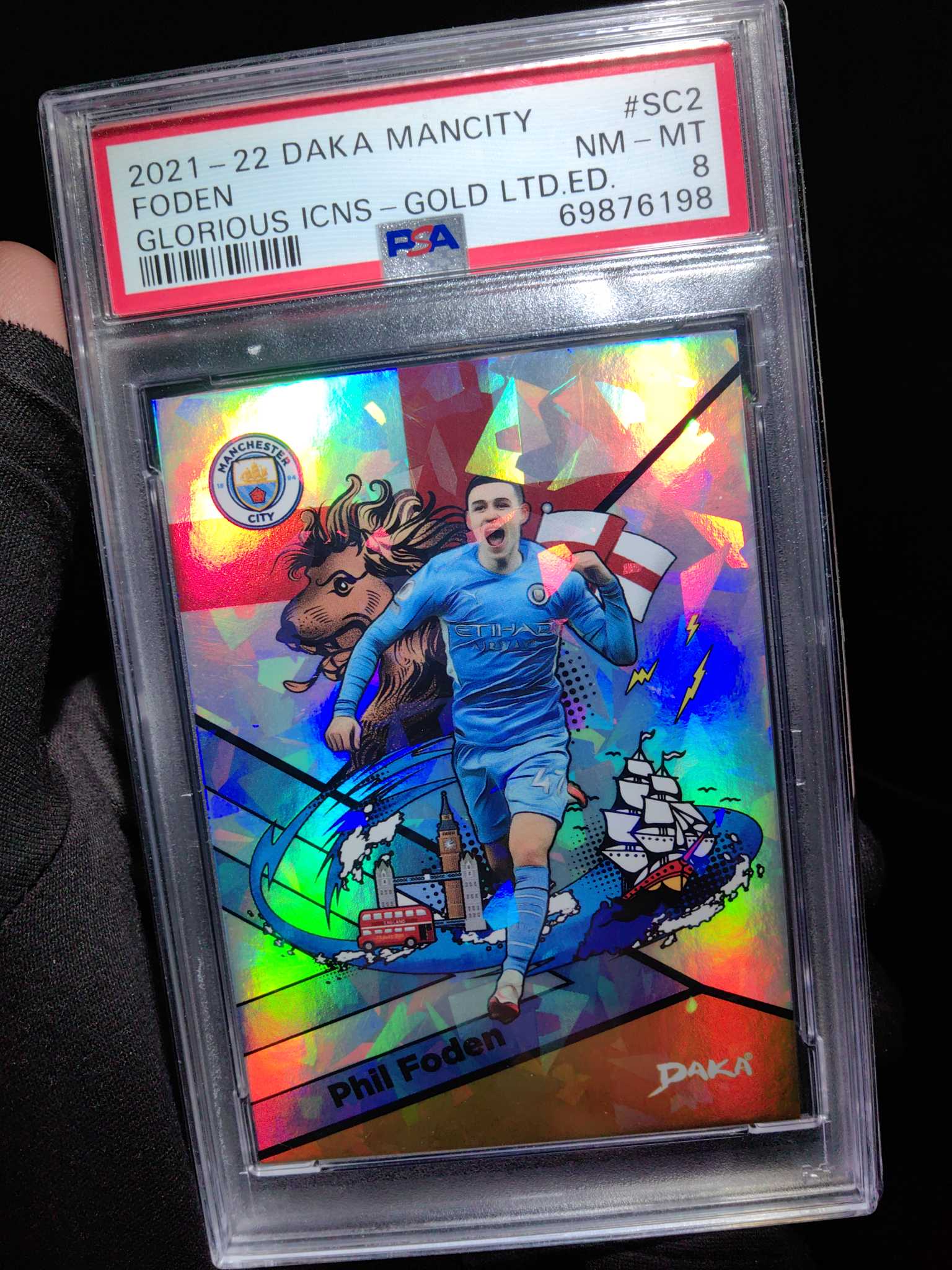 2022 DAKA 曼城队盒 Phil Foden 限量09/10编 曼城皮 三冠王 菲尔 福登 地标特卡 碎冰折射 PSA评级 8分 拆盒及 ...