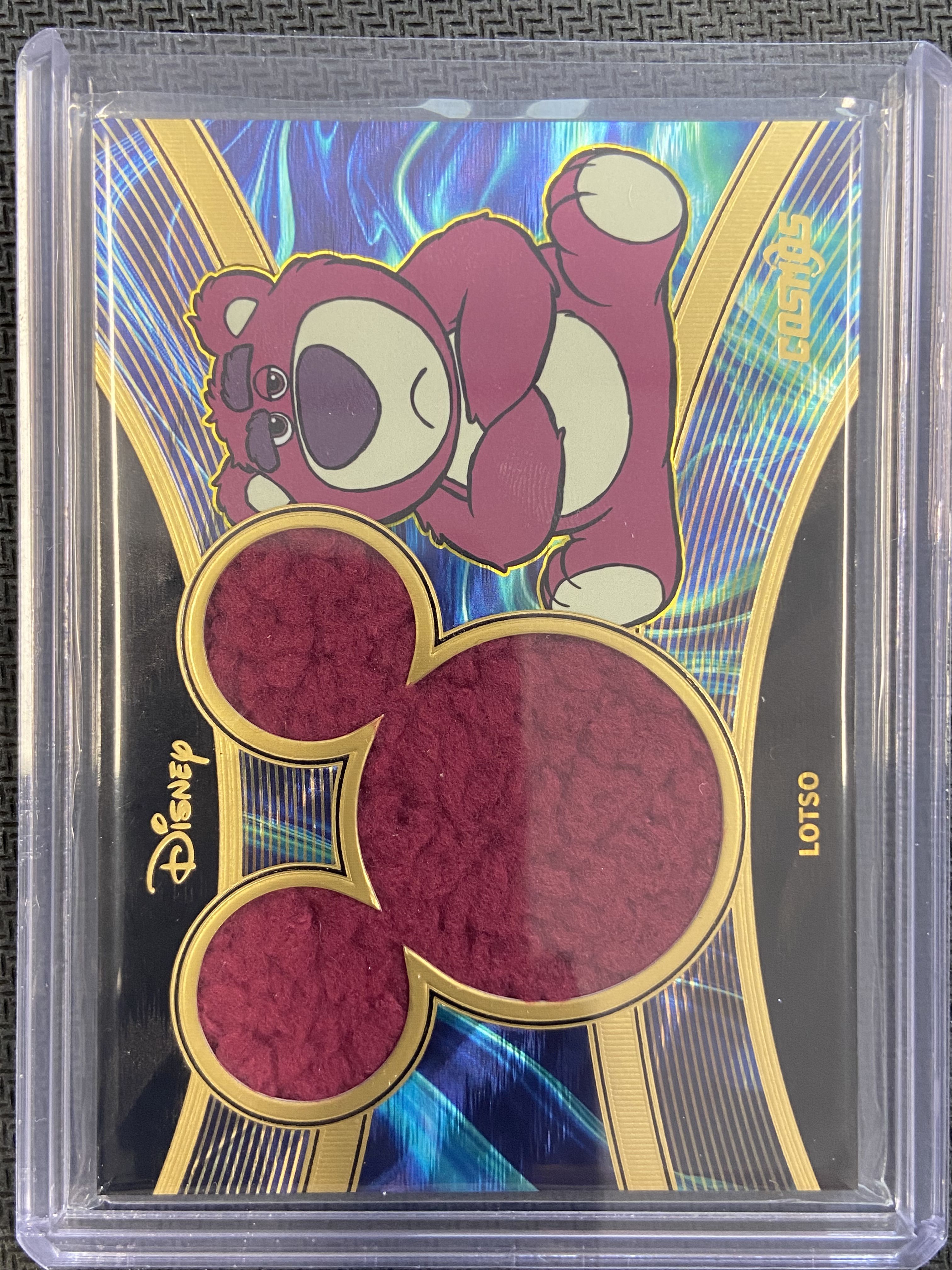 卡卡沃 Kakawow Disney 2025 COSMOS 迪士尼 实物物料镶嵌 阿MXL（1B） 69/155编 草莓熊 Lotso 卡淘